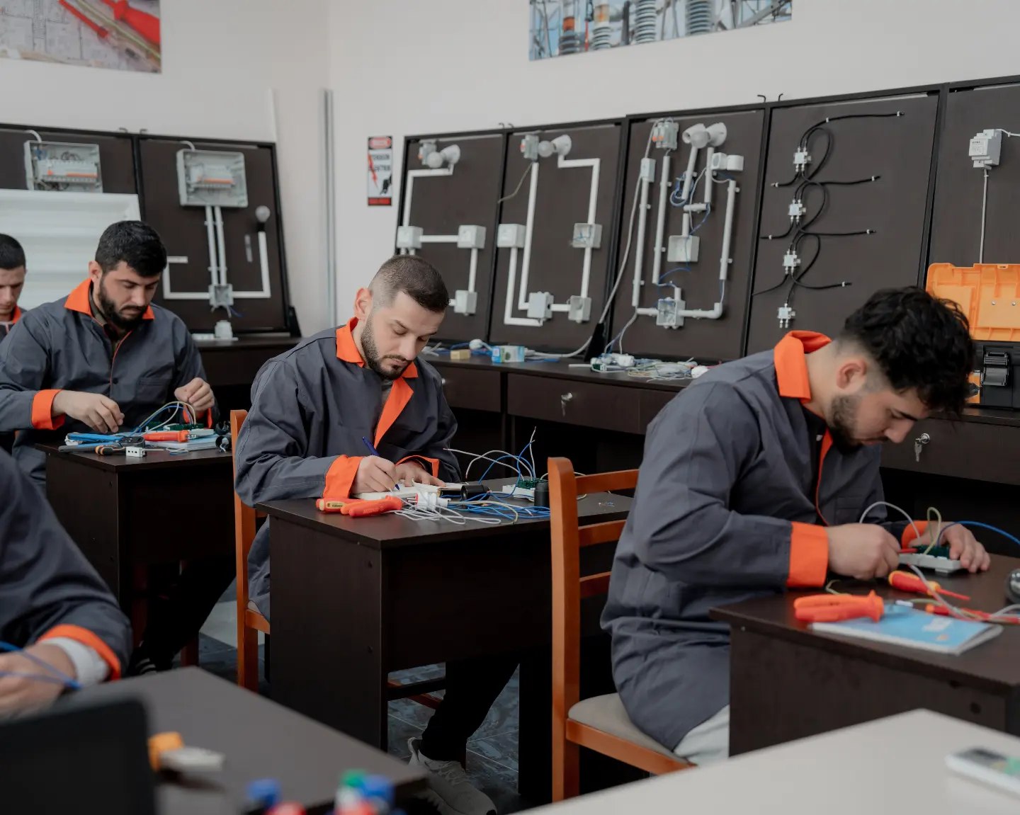 Teknik i Larte Mirëmbajtje Elektrike - AKADEMIA ILINGUA